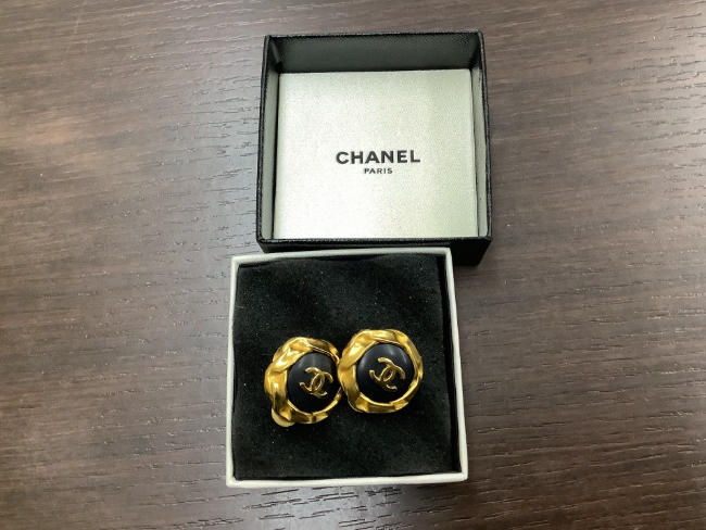 シャネル ブラック×ゴールド ツイスト イヤリング 95Aを買取｜梅田｜蒲生店 ｜ ブランド品の買取ならエコリング